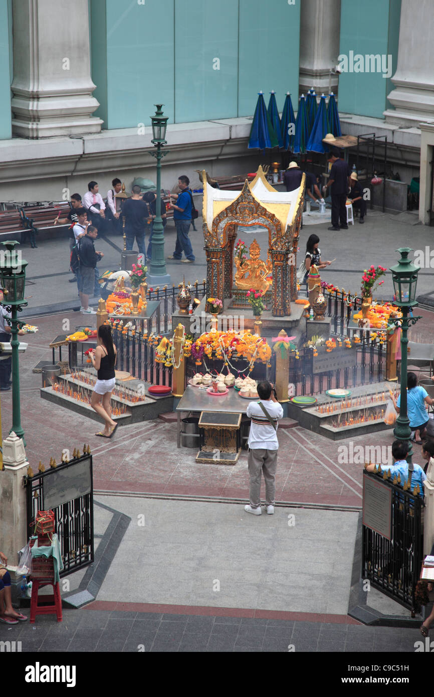 Shrine ratchaprasong intersection bangkok thailand hi-res stock ...