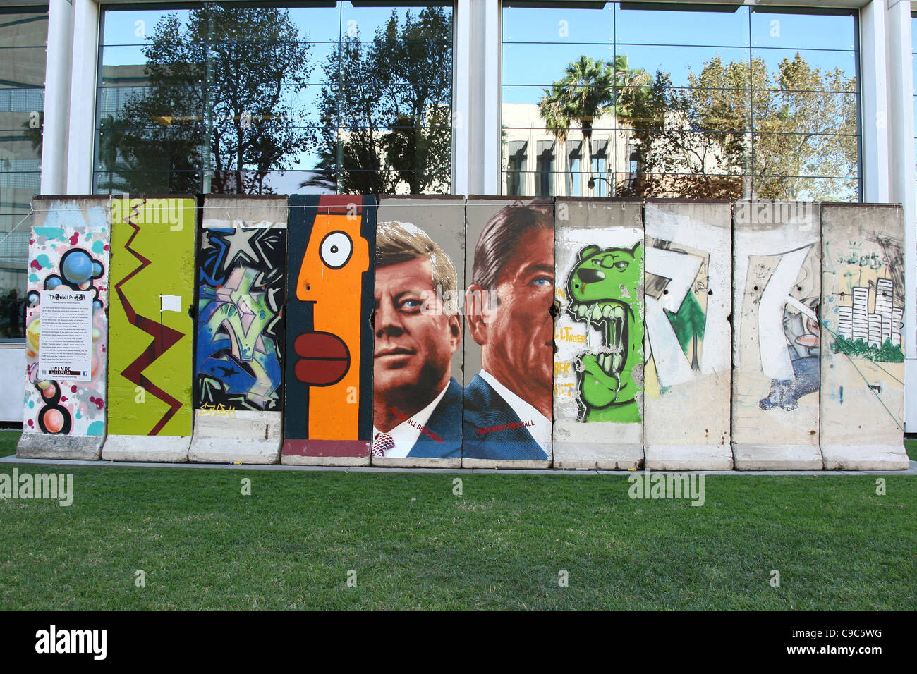 JFK & RONALD REAGAN PORTAITS & GRAFFITI BEHIND THE BERLIN WALL ...