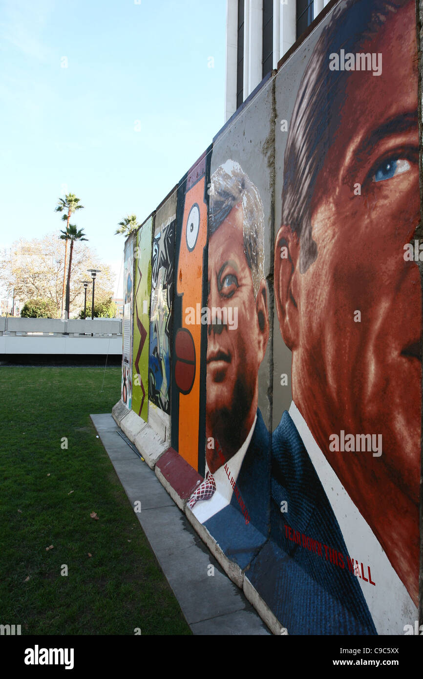 JFK & RONALD REAGAN PORTAITS & GRAFFITI BEHIND THE BERLIN WALL ...