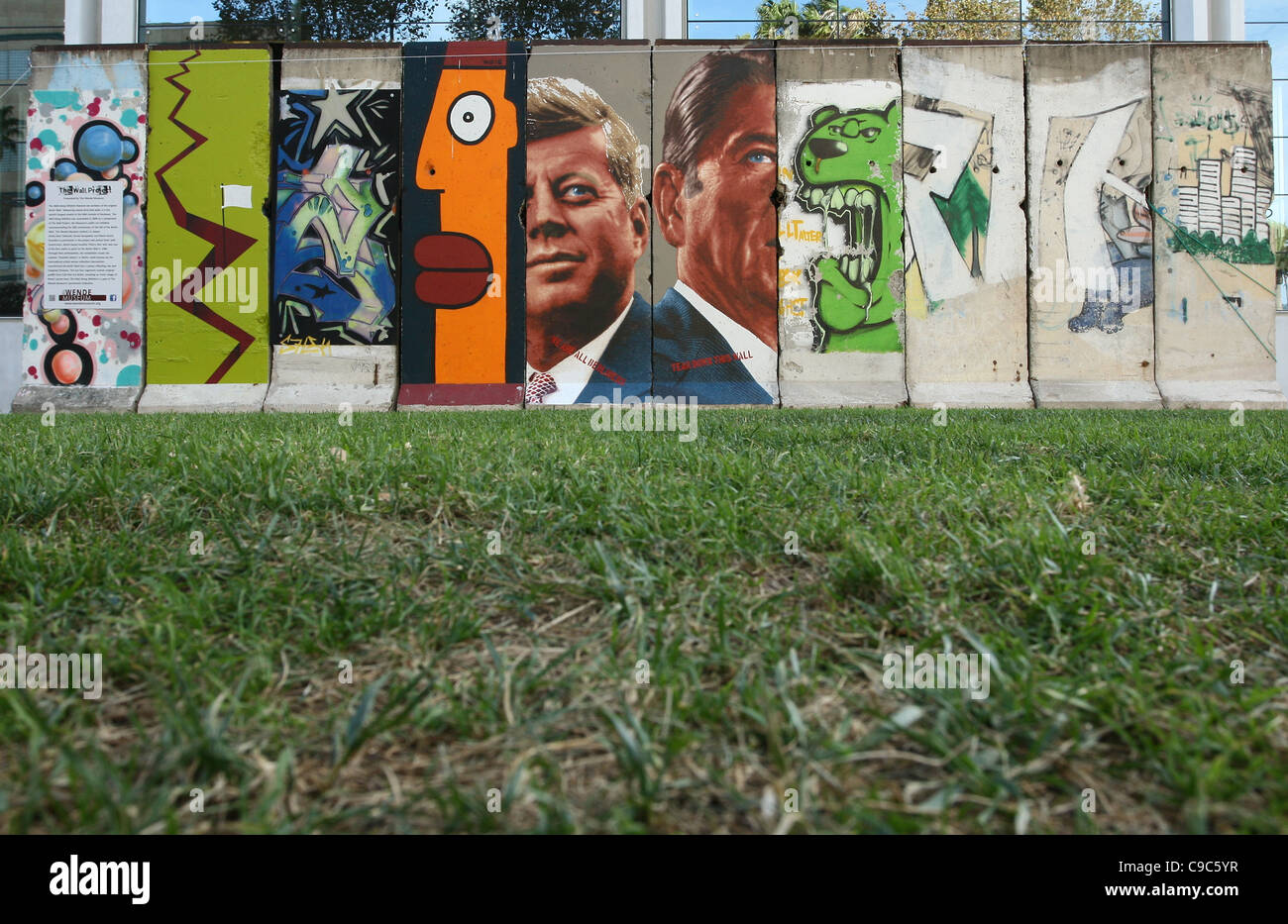 JFK & RONALD REAGAN PORTAITS & GRAFFITI BEHIND THE BERLIN WALL ...