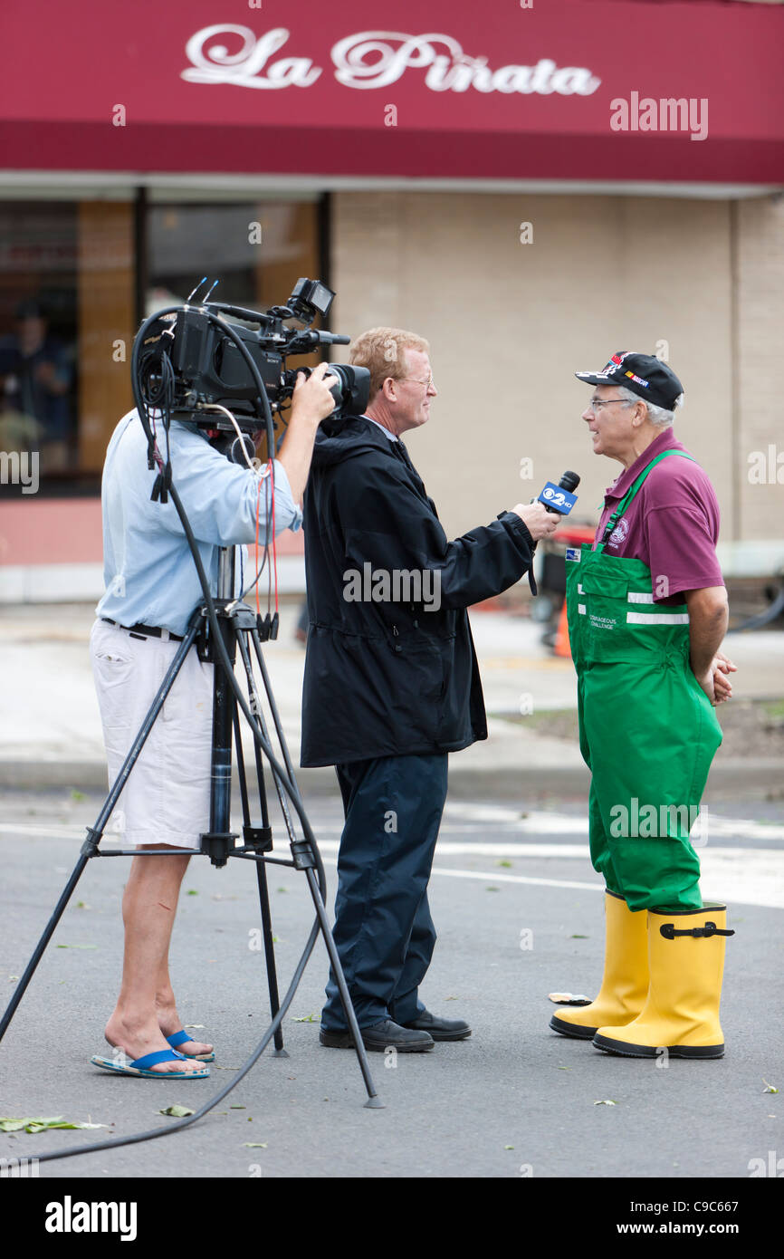 Tv crew hurricane hi-res stock photography and images - Alamy