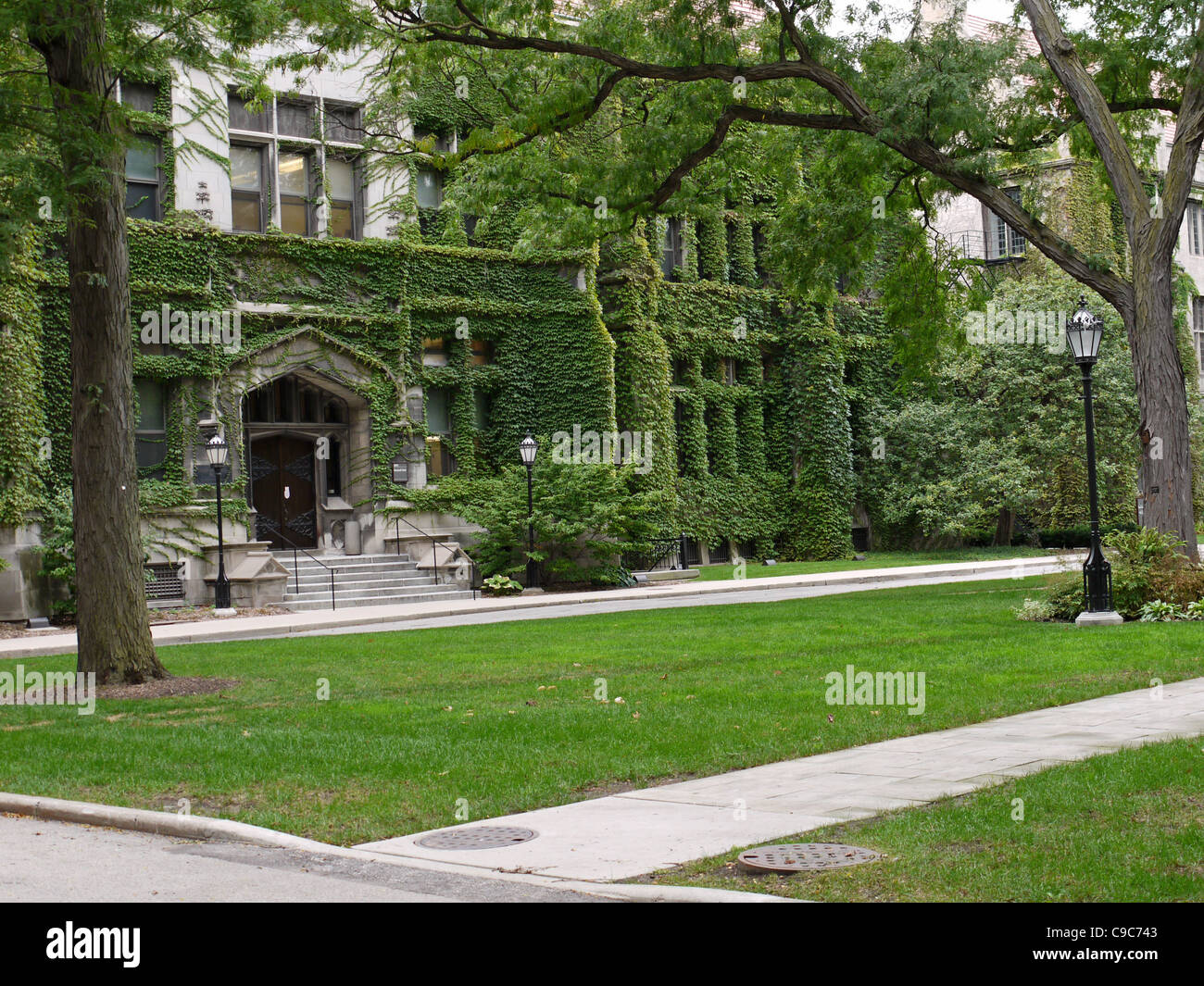 University chicago gothic building exterior hi-res stock photography ...