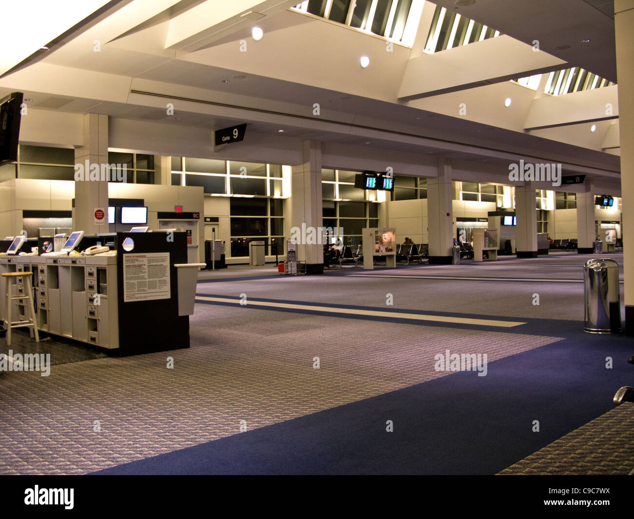 Empty modern airport building airplane hi-res stock photography and ...