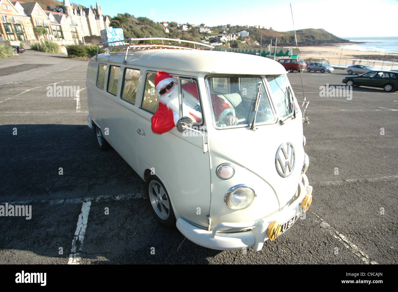 SANTA CLAUS IN VW SPLIT SCREEN CAMPER VAN IN THE CAR PARK AT LANGLAND ...