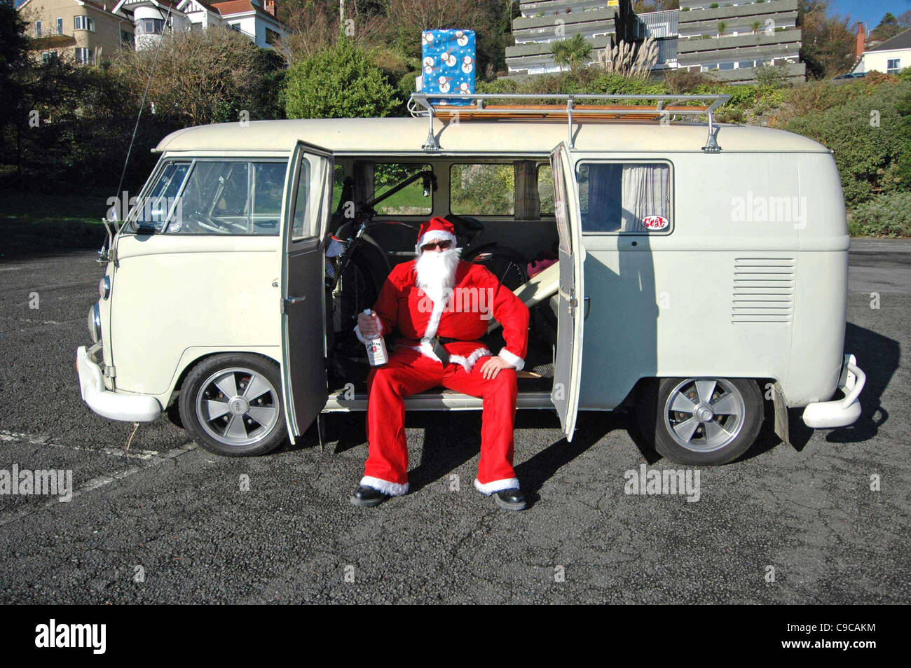 DONT DRINK AND DRIVE : SANTA CLAUS WITH BOTTLE OF WHISKY AND VW CAMPER ...