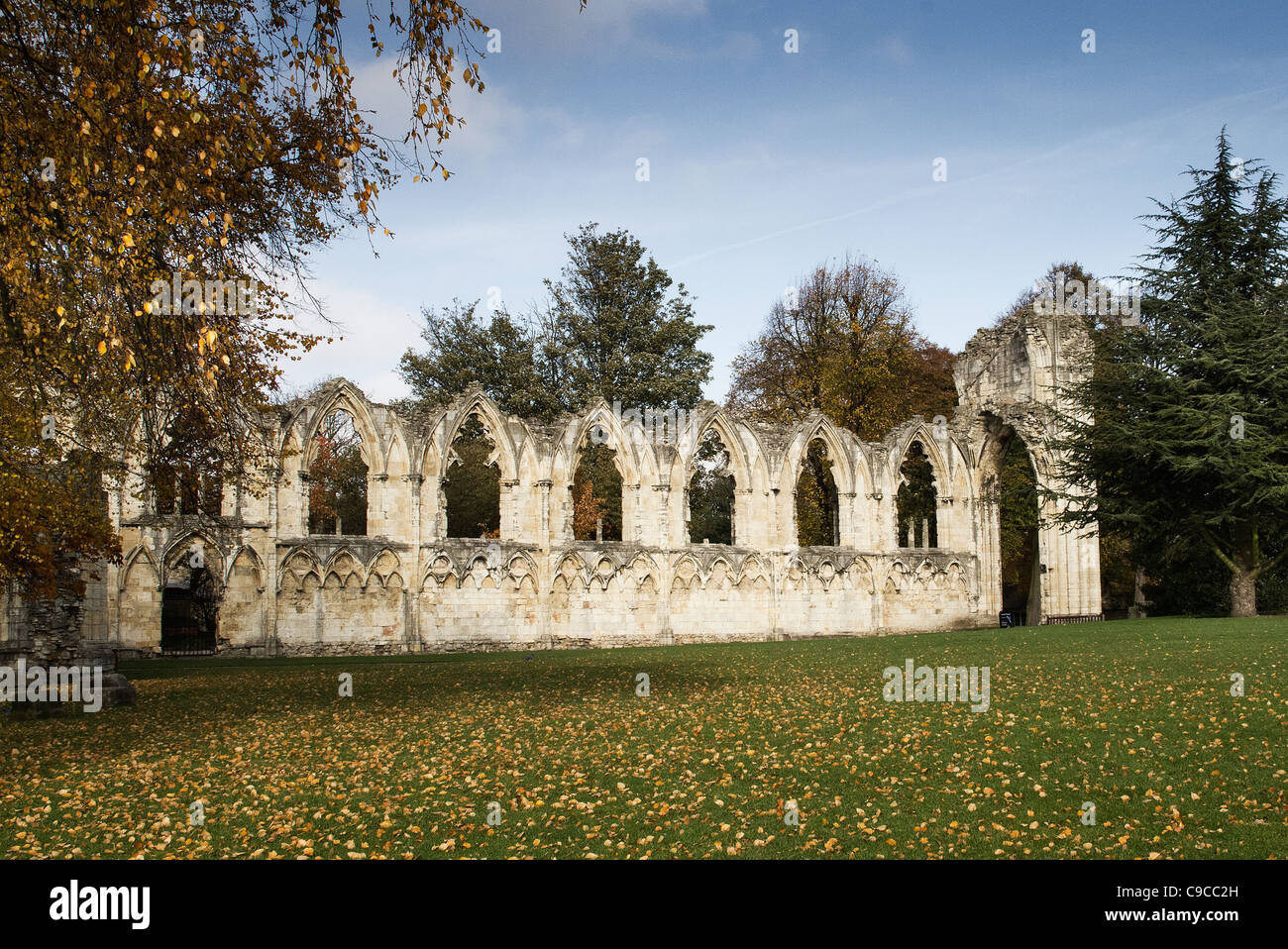 Abbey ruins museum gardens hi-res stock photography and images - Alamy