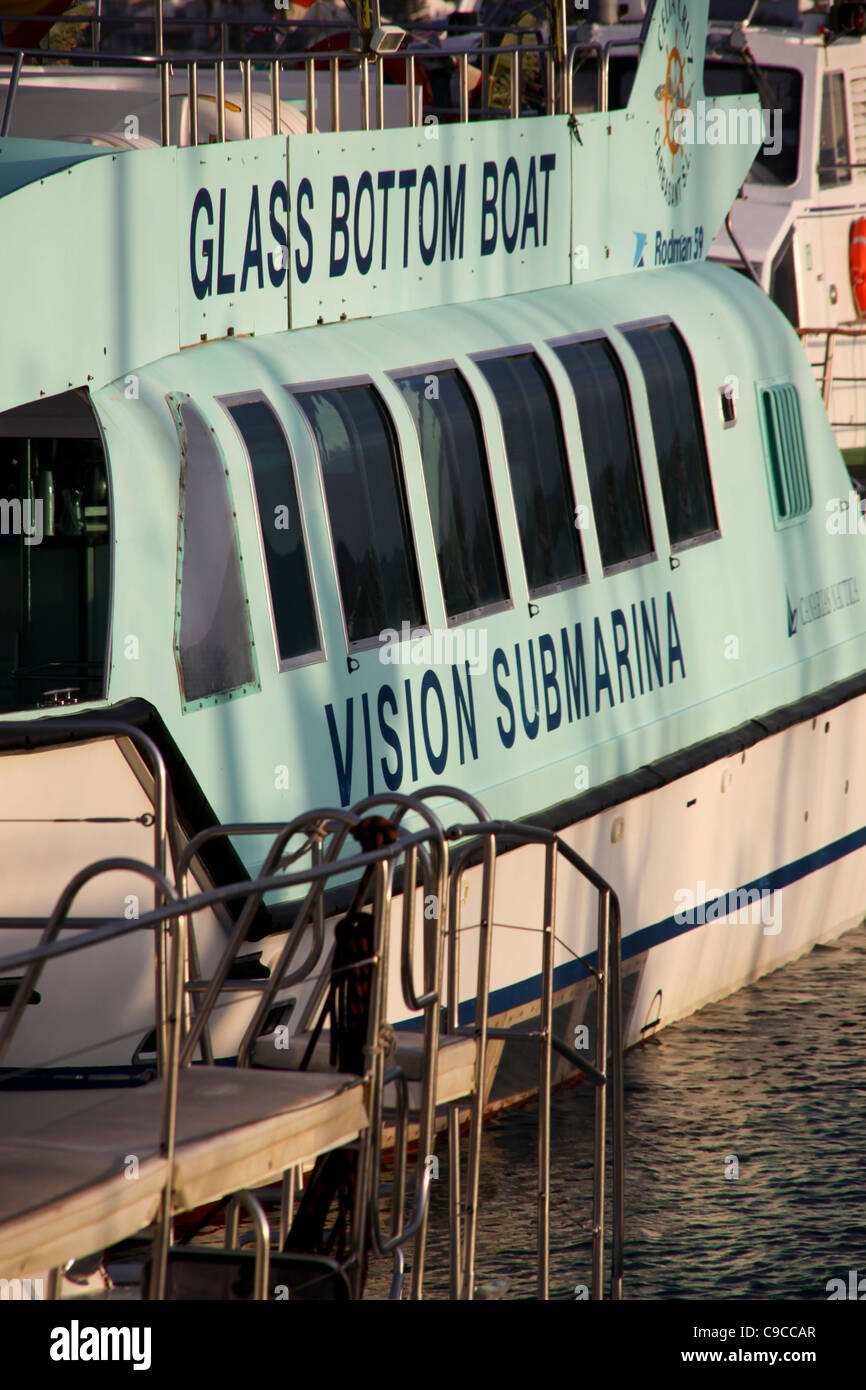 Glass bottom boat hi-res stock photography and images - Alamy