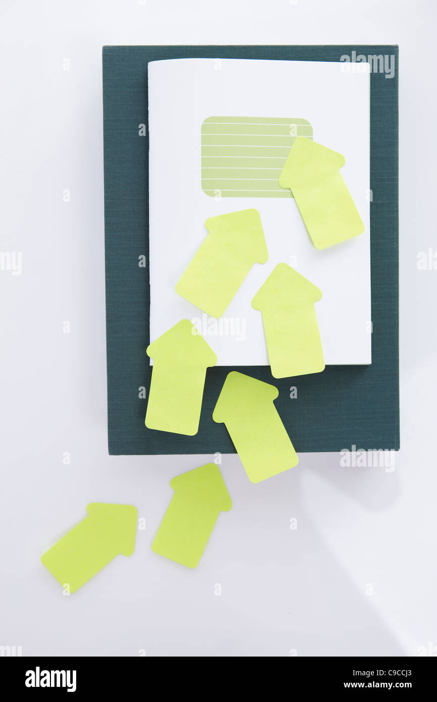 Arrow shaped paper hi-res stock photography and images - Alamy