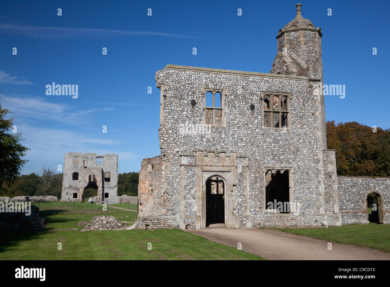 Ruined castles hi-res stock photography and images - Alamy