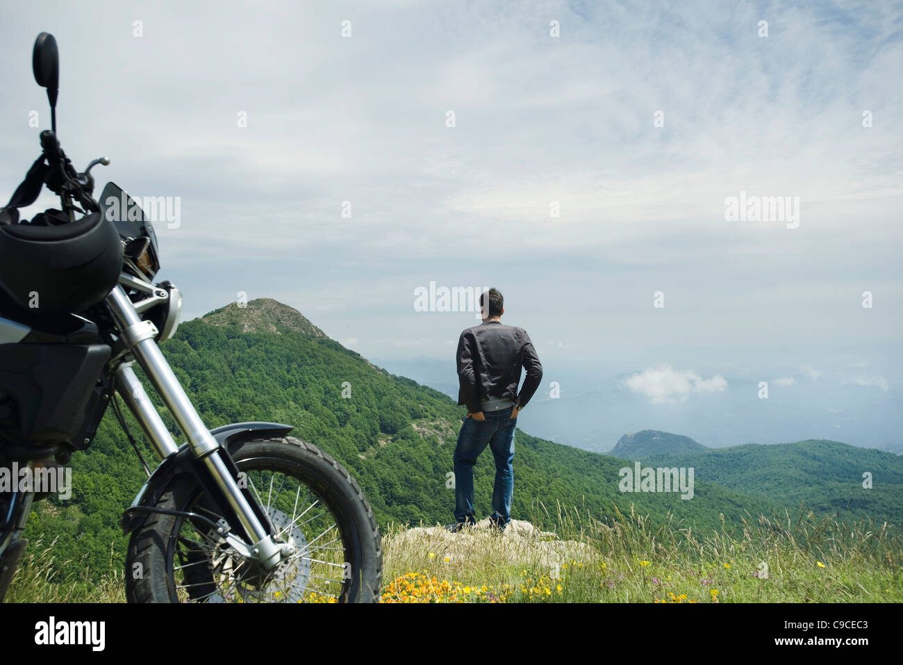 Bikers looking at motorbikes hi-res stock photography and images - Alamy