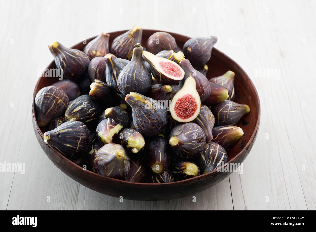 Ripe figs in bowl Stock Photo - Alamy