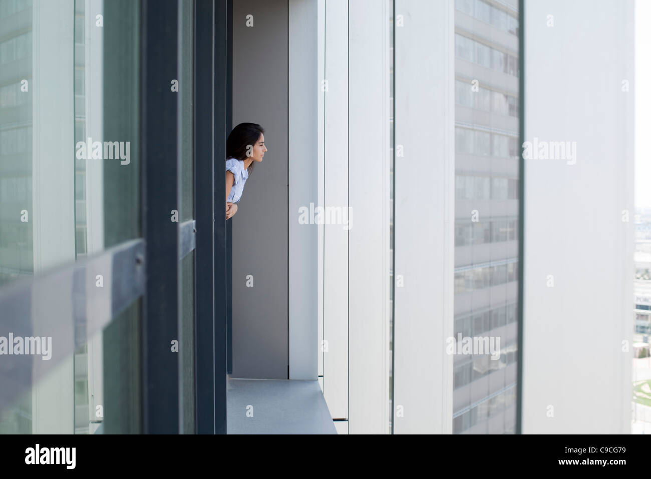 Leaning out of window exterior hi-res stock photography and images - Alamy
