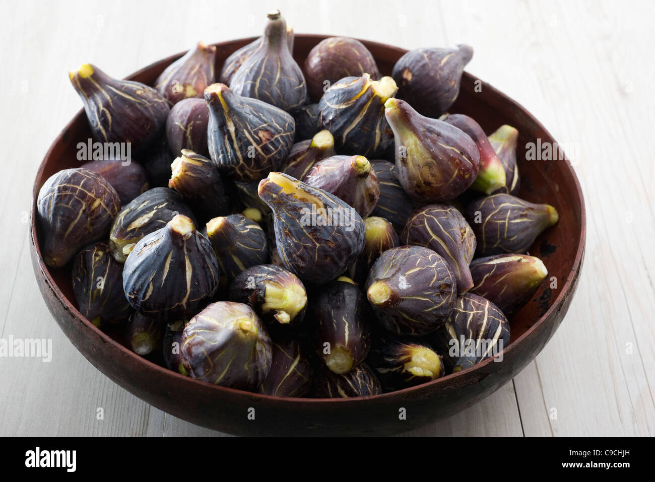 Fresh figs in bowl Stock Photo - Alamy