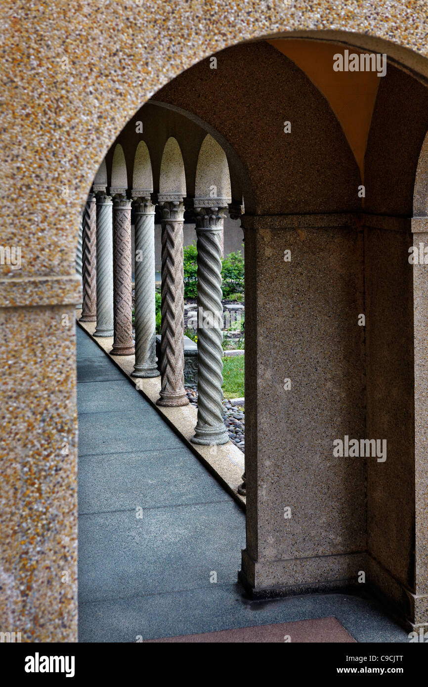 Arches columns hi-res stock photography and images - Alamy