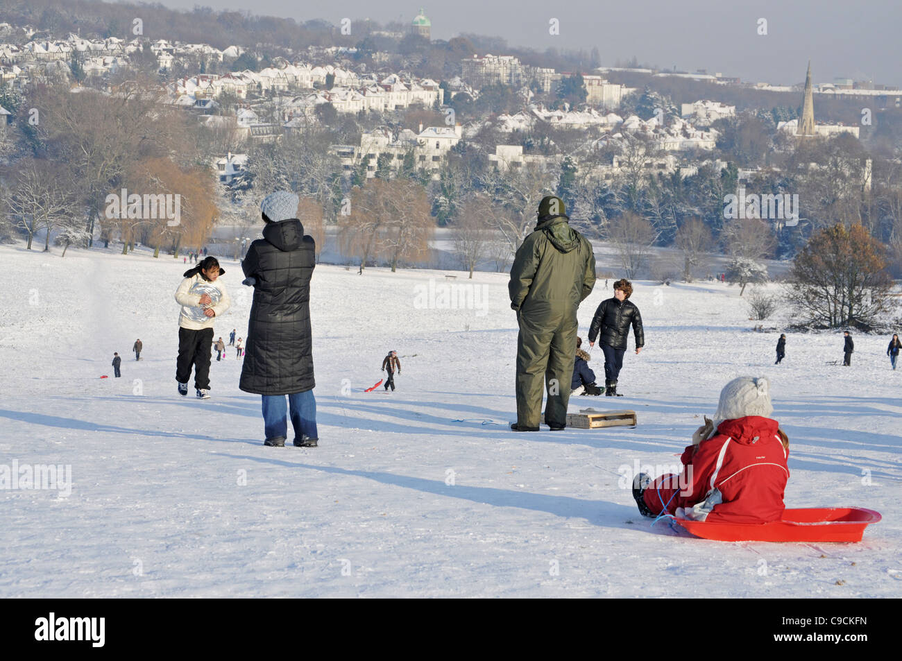 Sledging people hi-res stock photography and images - Alamy