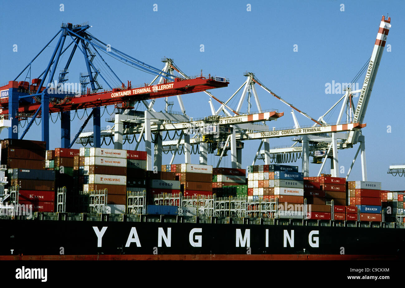 Taiwanese merchant vessel YANG MING Utopia at Tollerort Container ...