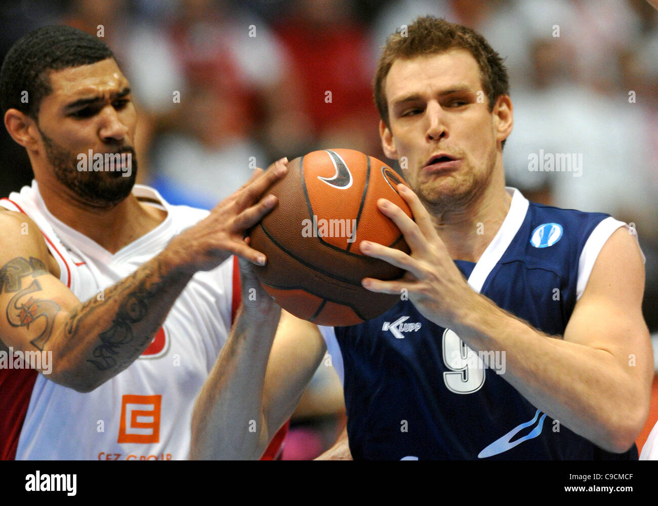 Chester Tre Simmons of Nymburk (left) and Ties Theeuwkens of Groningen ...