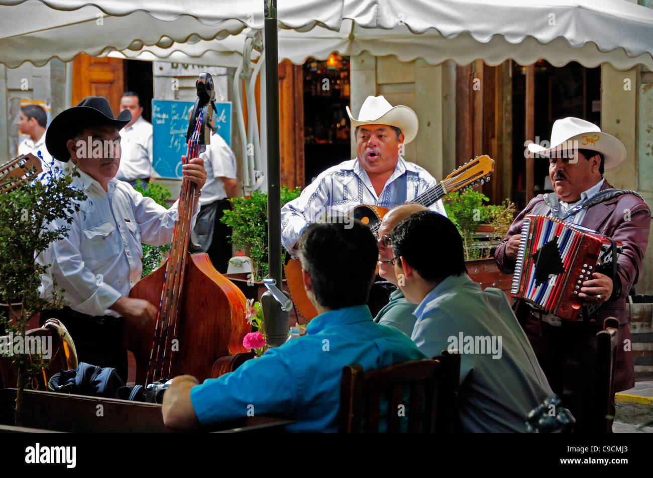 Mexico, Bajio, Guanajuato, Mariachi musicians playing at cafe in Jardin ...