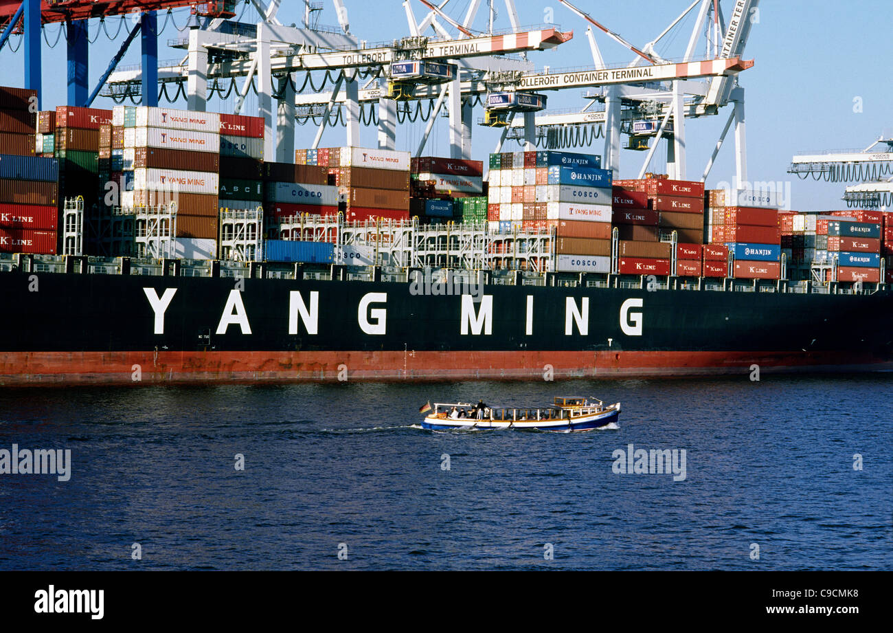Sightseeing barge being dwarfed by Taiwanese merchant vessel YANG MING ...