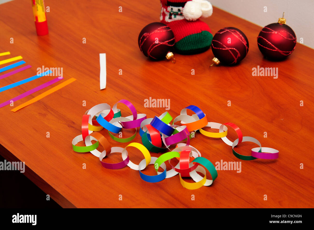 White paper chain hi-res stock photography and images - Alamy