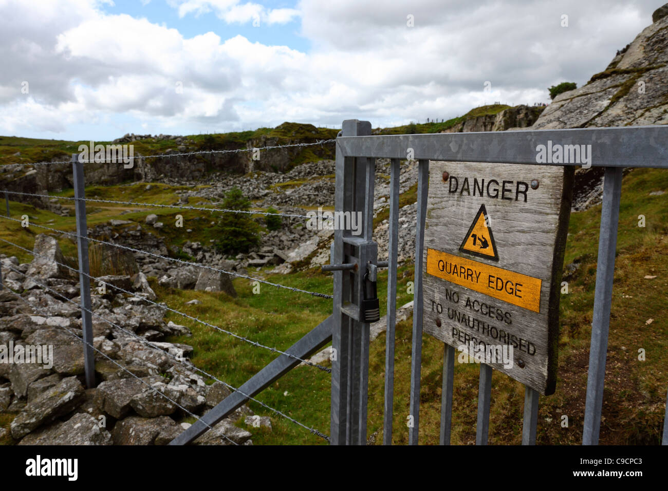 Warning sign no access unauthorised hi-res stock photography and images ...