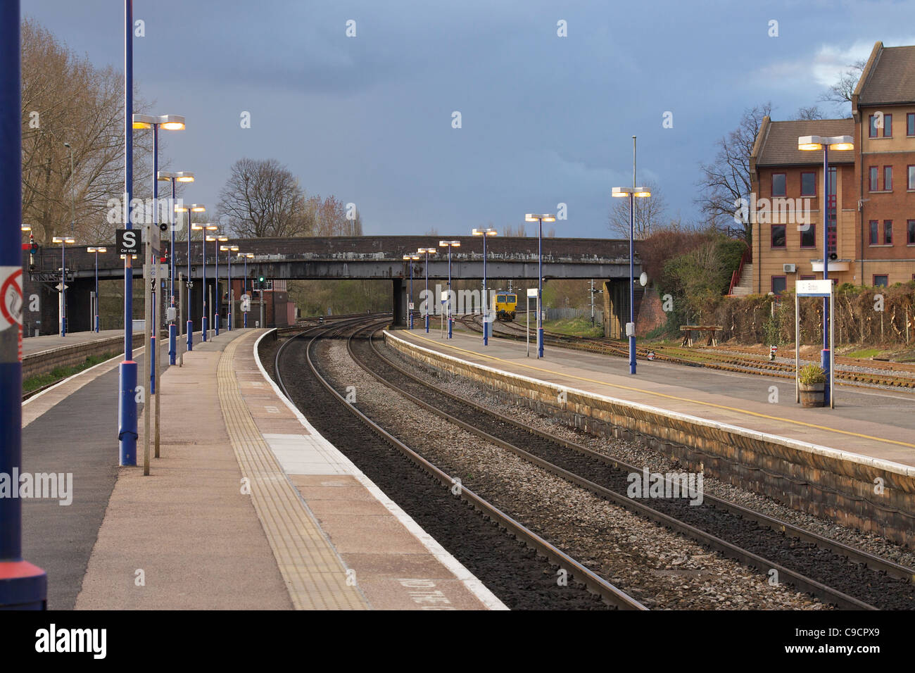 View looking north from the platform at Banbury Railway Station Stock ...
