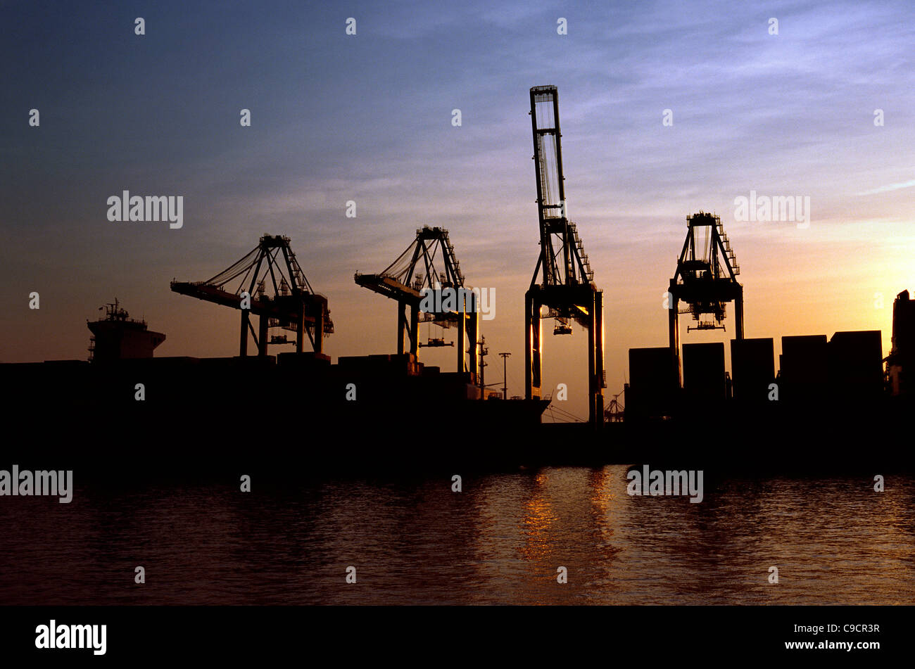 Cosco containerschiffe hi-res stock photography and images - Alamy