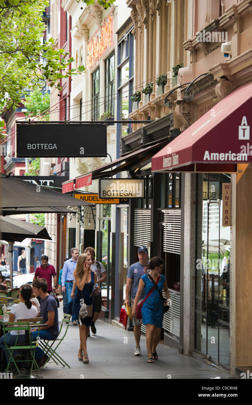 Melbourne street and Café culture Stock Photo - Alamy