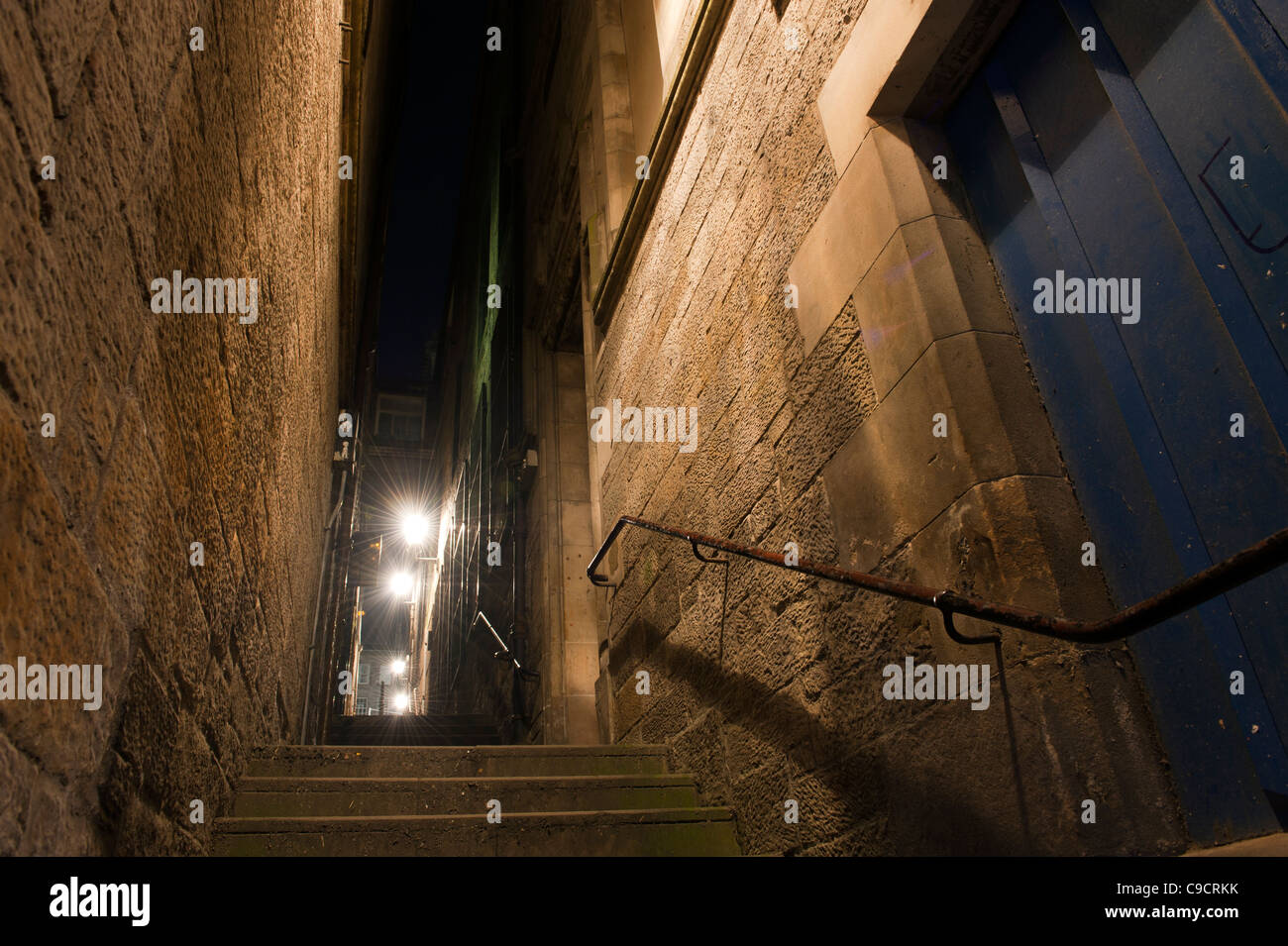 Dark alleyways hi-res stock photography and images - Alamy