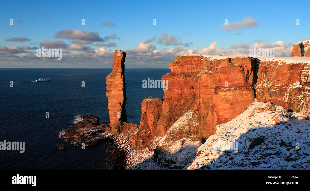 Cliffs of Hoy including Northlink ferrry to Orkney Stock Photo - Alamy