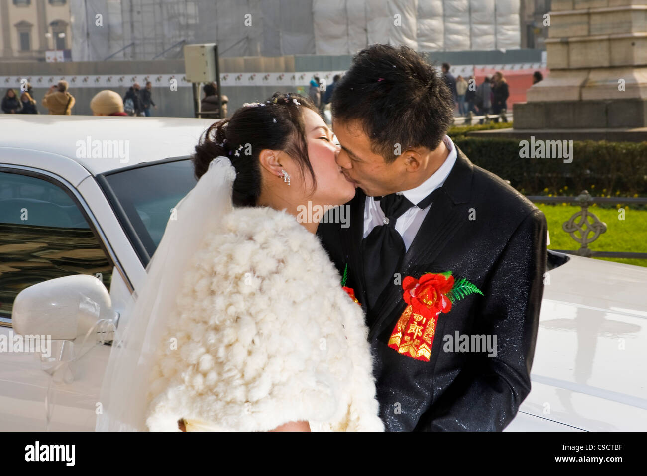 Chinese marriage, Duomo square, Milan, Italy Stock Photo - Alamy