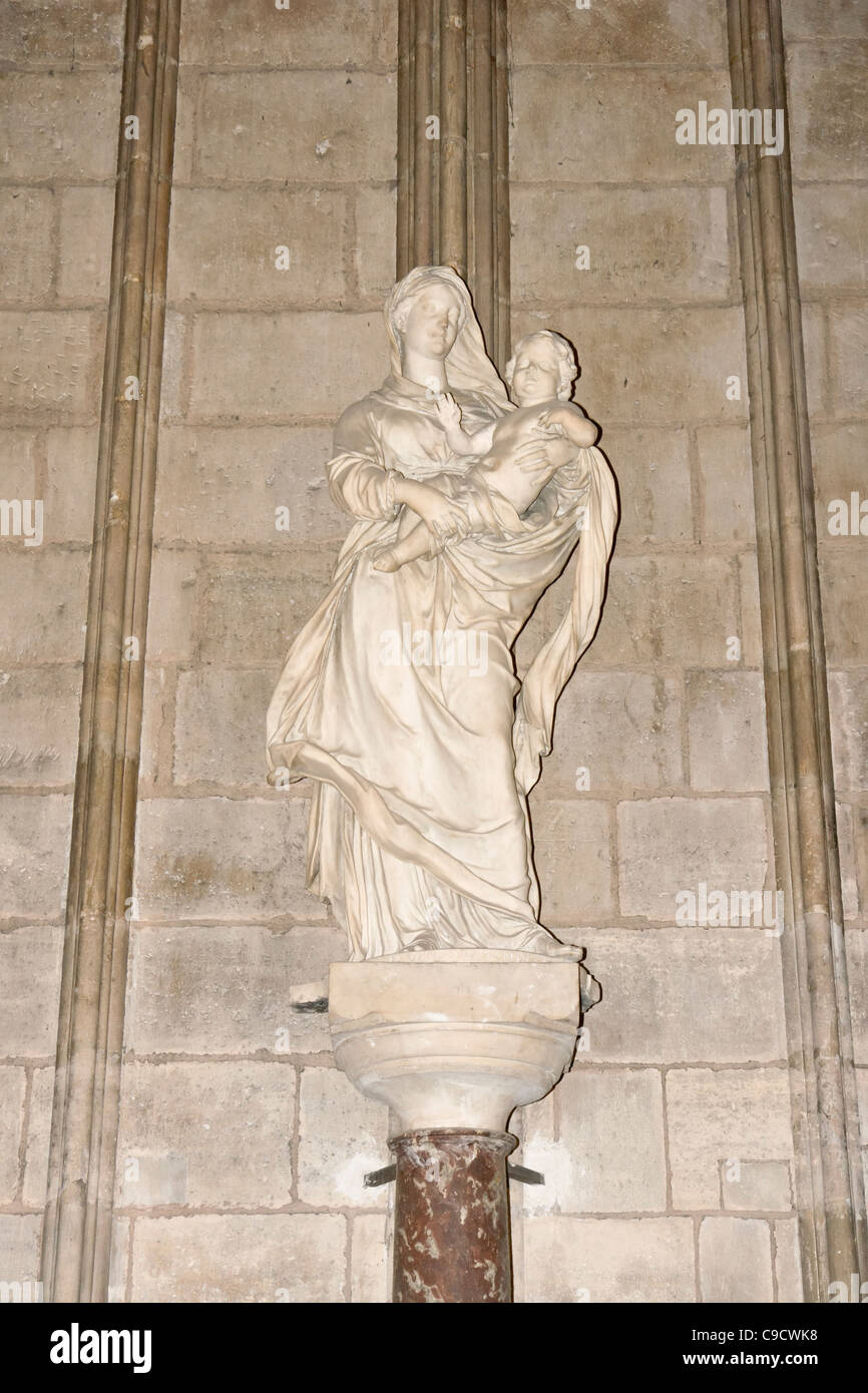 Statue of Virgin and Child, Notre-Dame, Paris, France [...] Stock Photo ...