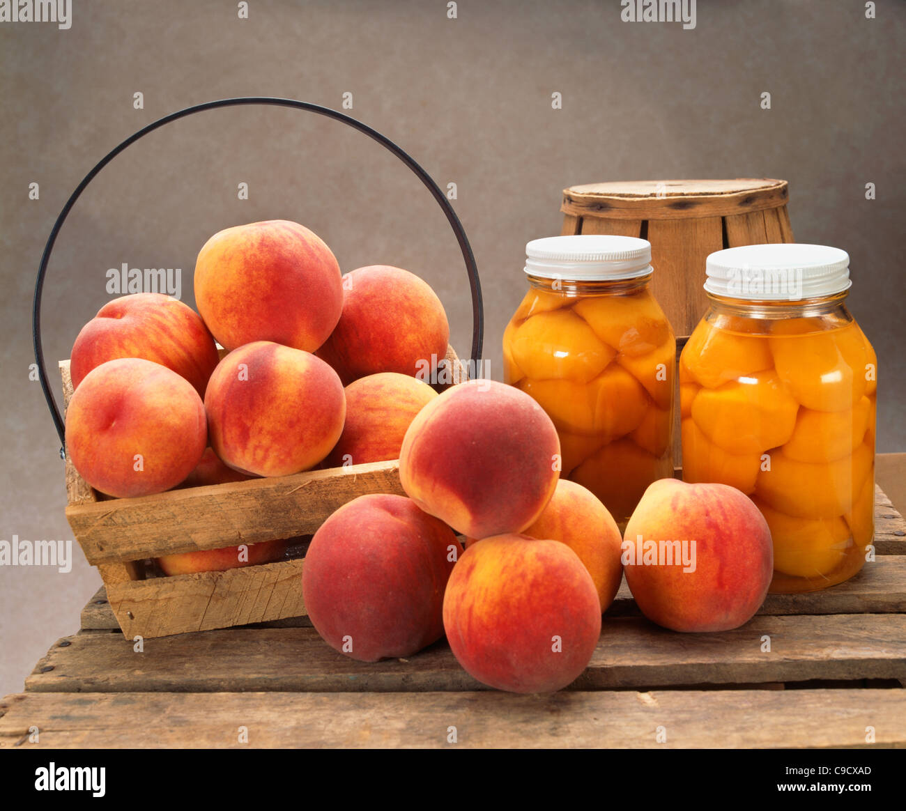 Yellow freestone peaches hi-res stock photography and images - Alamy