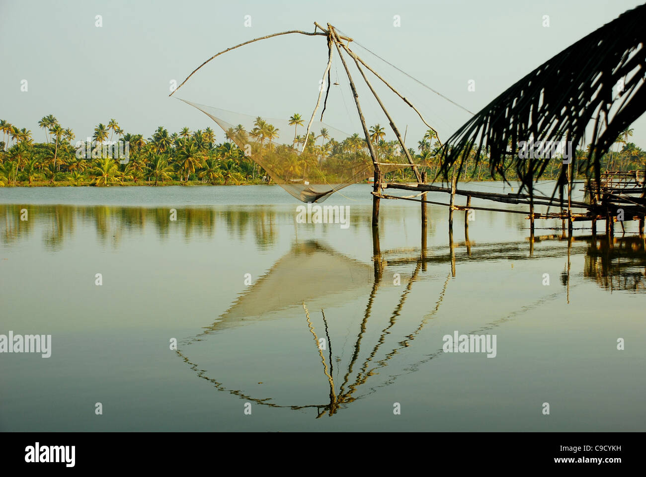 Chinese fishing net in the backwaters of Kerala Stock Photo - Alamy