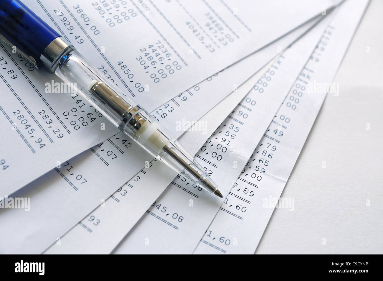 Financial pages hi-res stock photography and images - Alamy