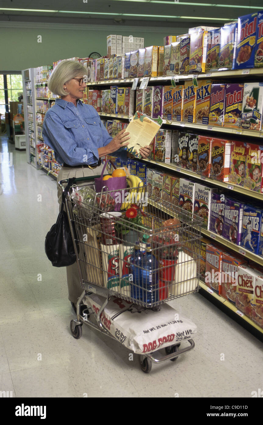 Senior woman shopping in a grocery store Stock Photo - Alamy