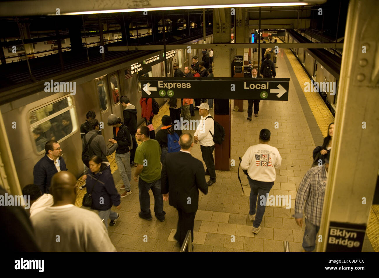 Subway platform at the City Hall/Brooklyn Bridge Station in Manhattan ...