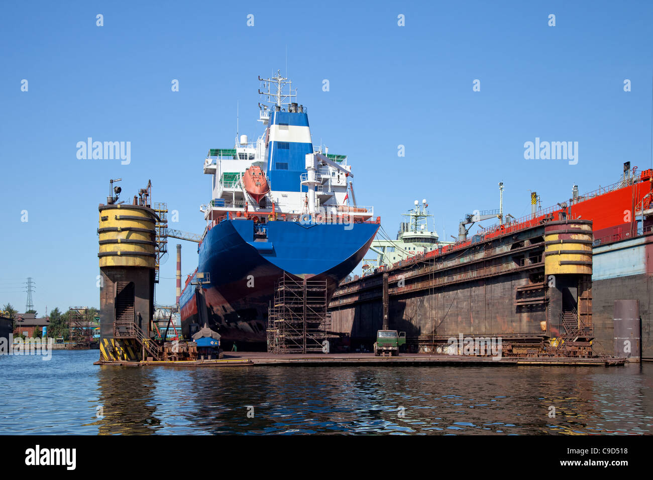 Cargo ship dock workers hi-res stock photography and images - Alamy