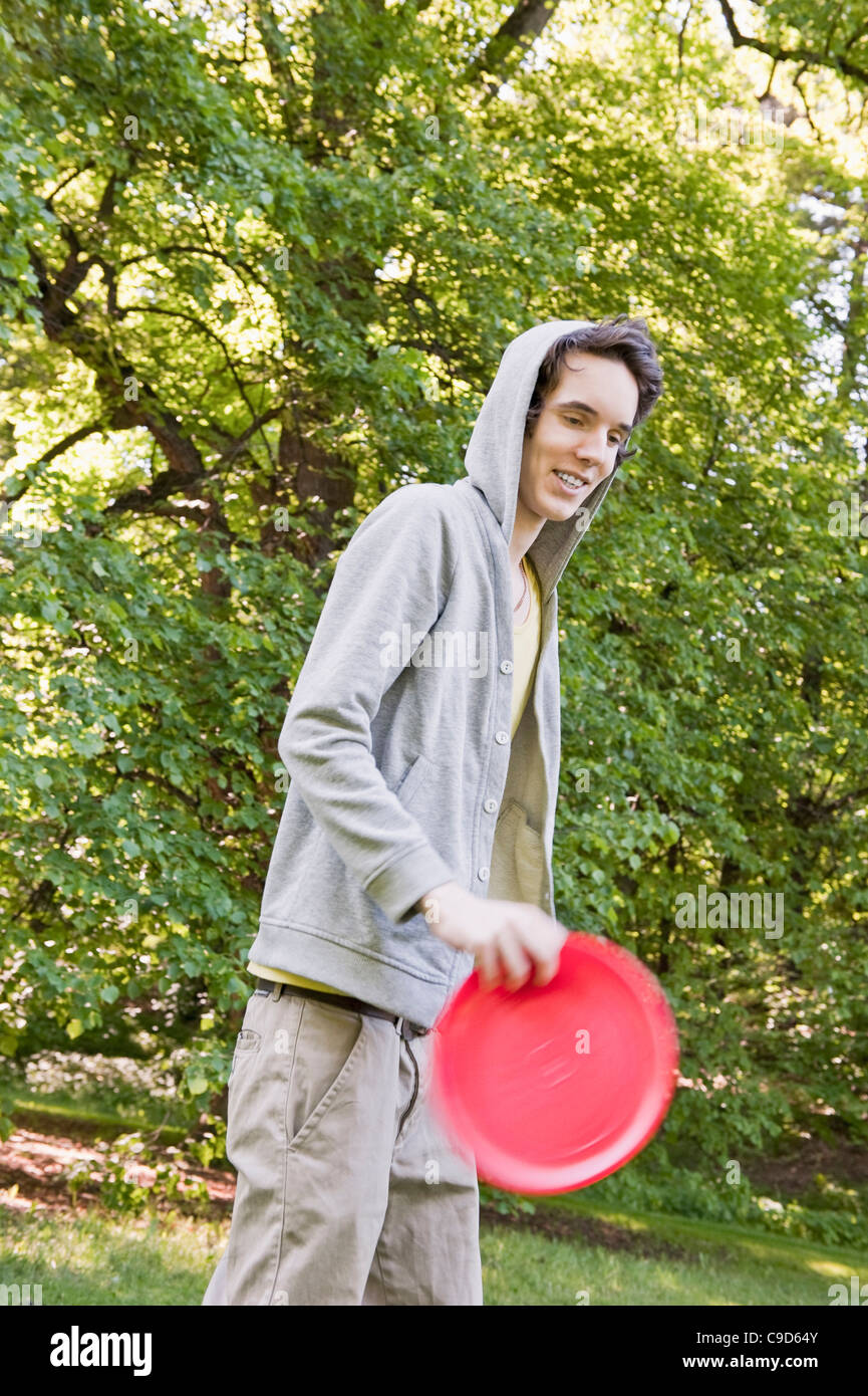 Teen playing frisbee park hi-res stock photography and images - Alamy