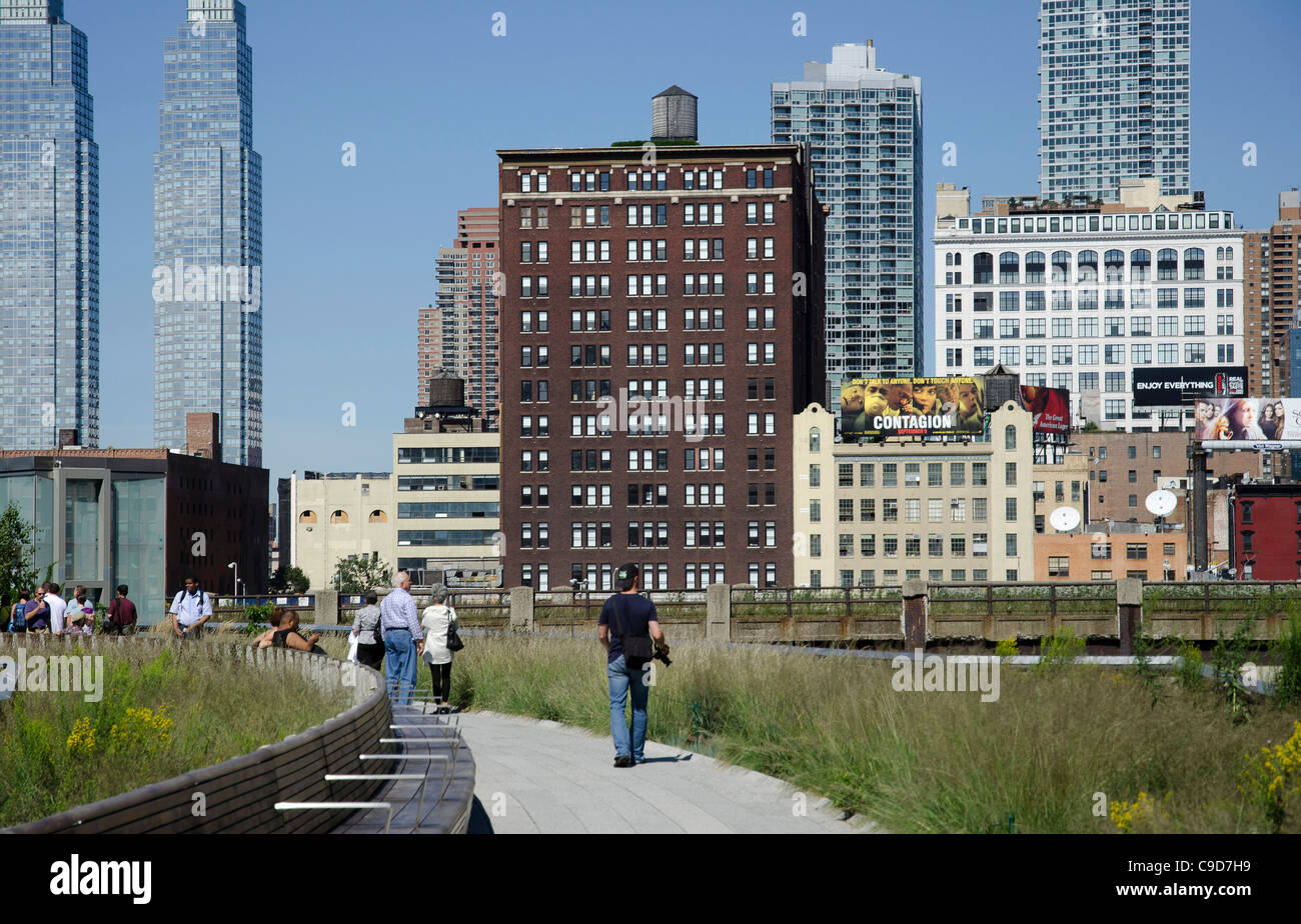 USA, New York, Manhattan, West Side, the High Line Park approaching the ...