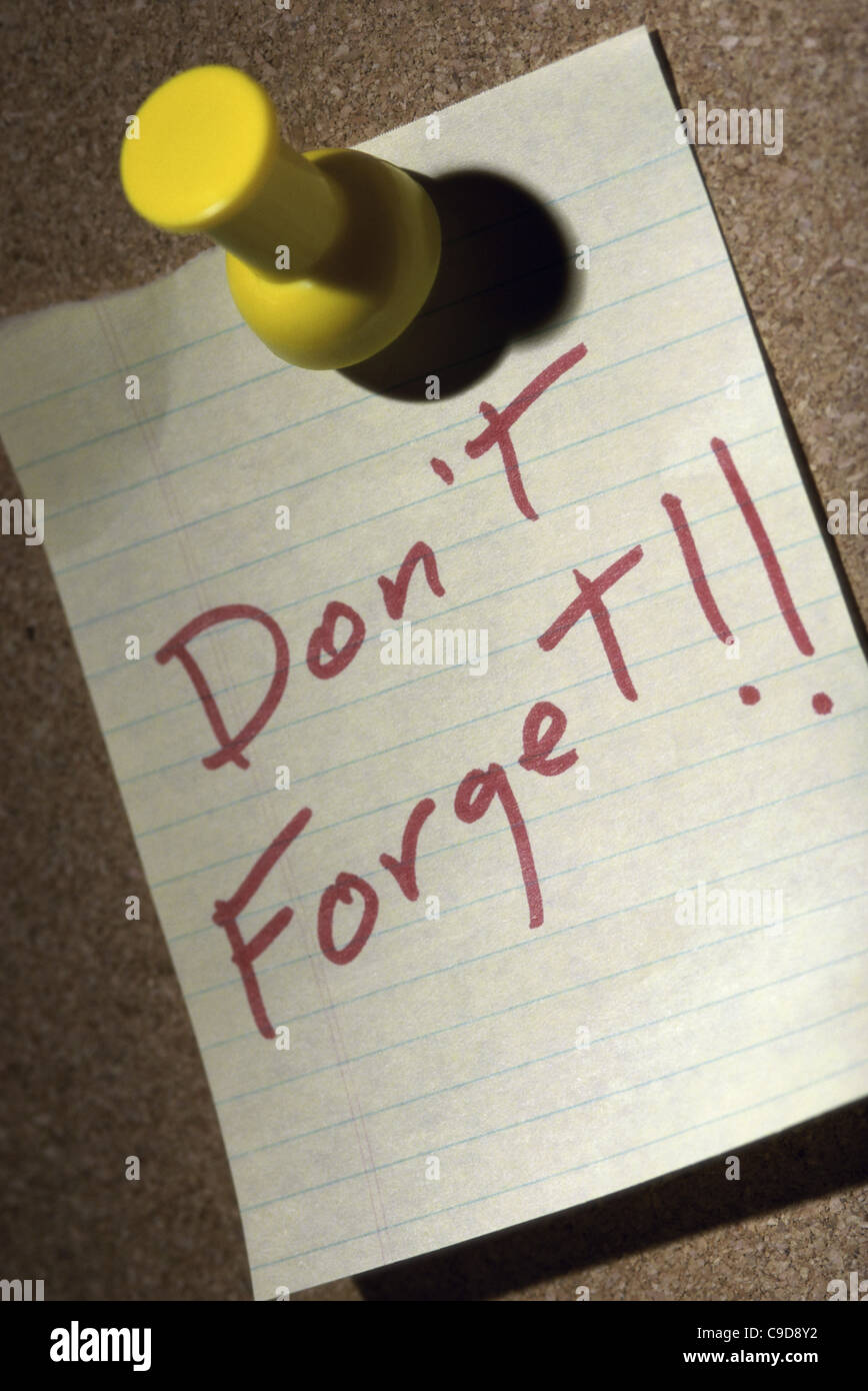 Don't forget note on a bulletin board Stock Photo - Alamy
