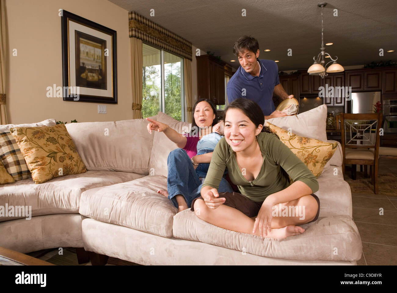 Family watching tv Stock Photo - Alamy