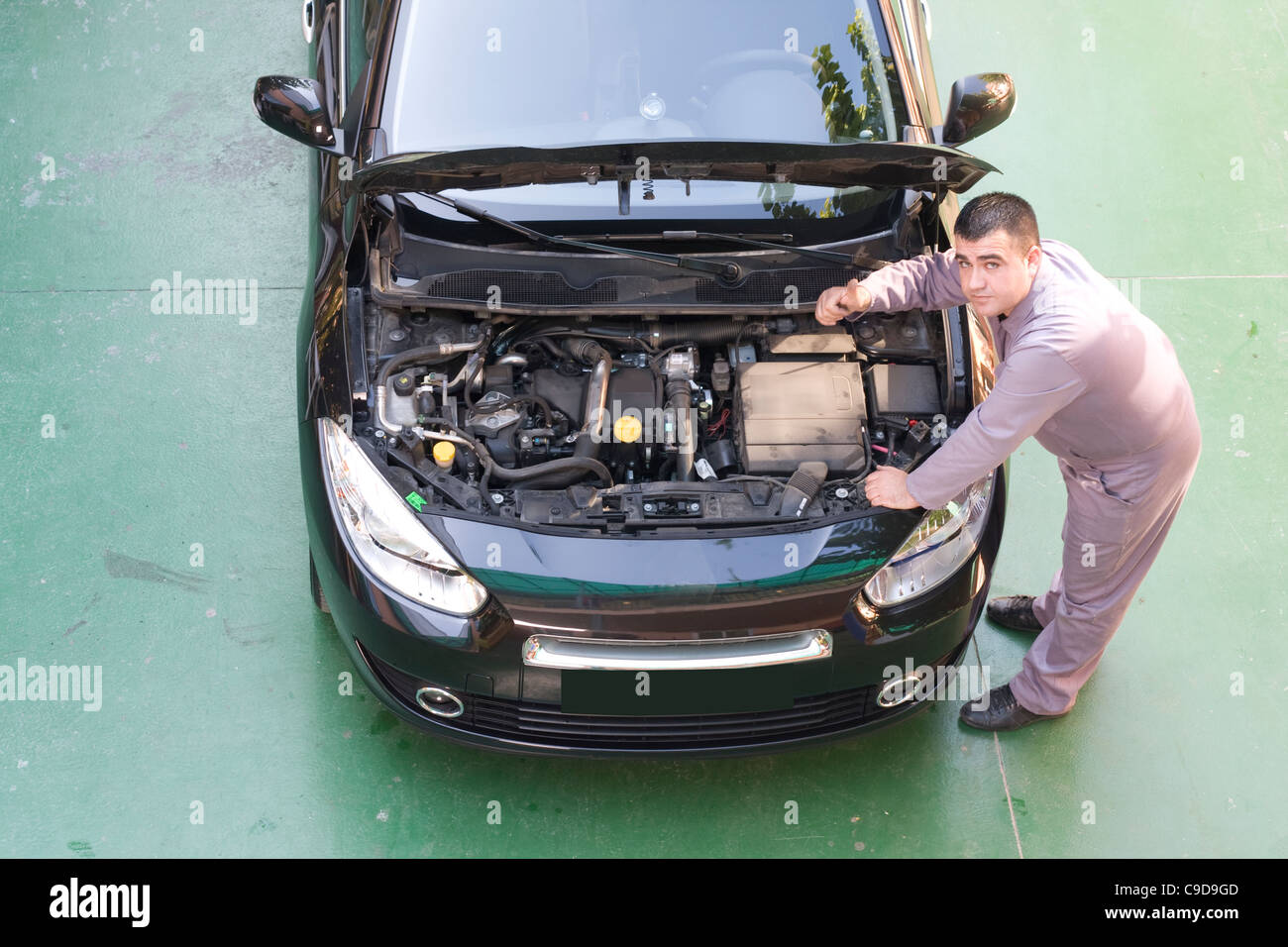 mechanic working in auto repair shop Stock Photo - Alamy