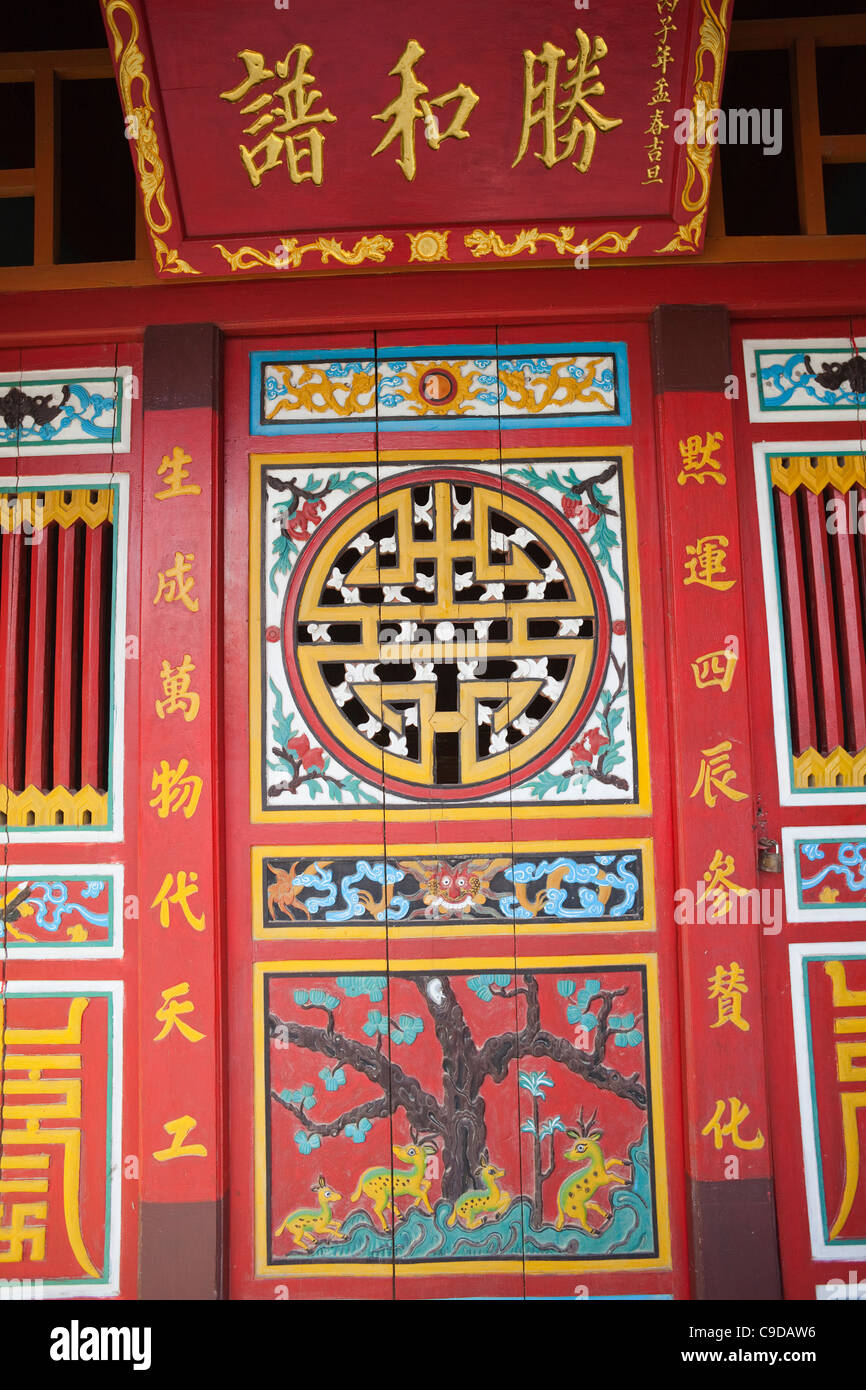 Chinese temple doorway detail hi-res stock photography and images - Alamy