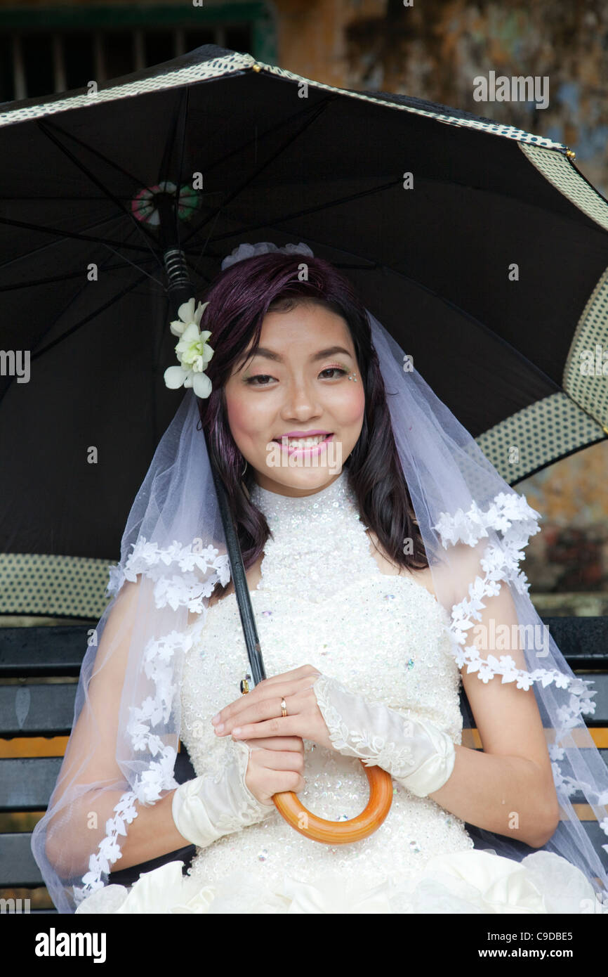 Sheltering from rain hi-res stock photography and images - Alamy