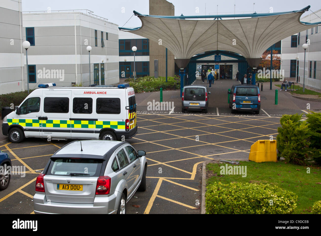 Hospital Entrance with vehicles Parked In Front Stock Photo - Alamy