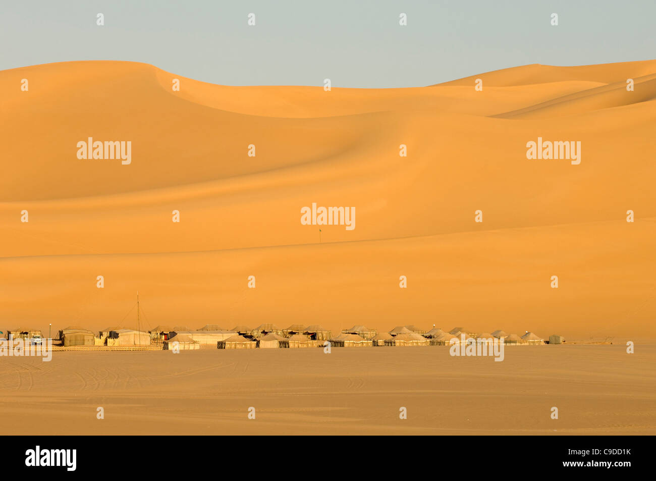 Huts in a desert, Erg Awbari, Fezzan, Libya Stock Photo - Alamy