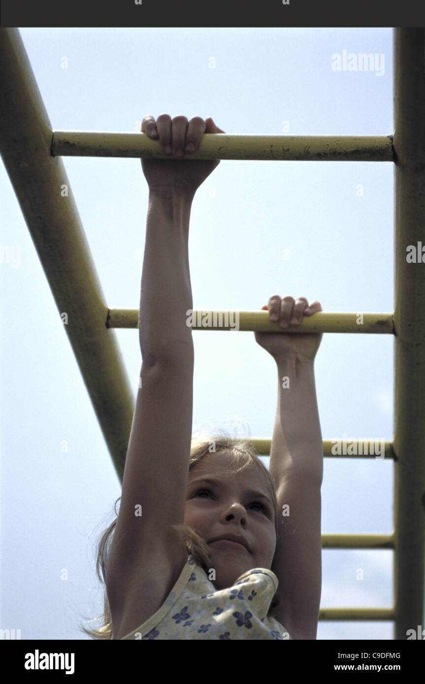 Monkey swinging low hi-res stock photography and images - Alamy