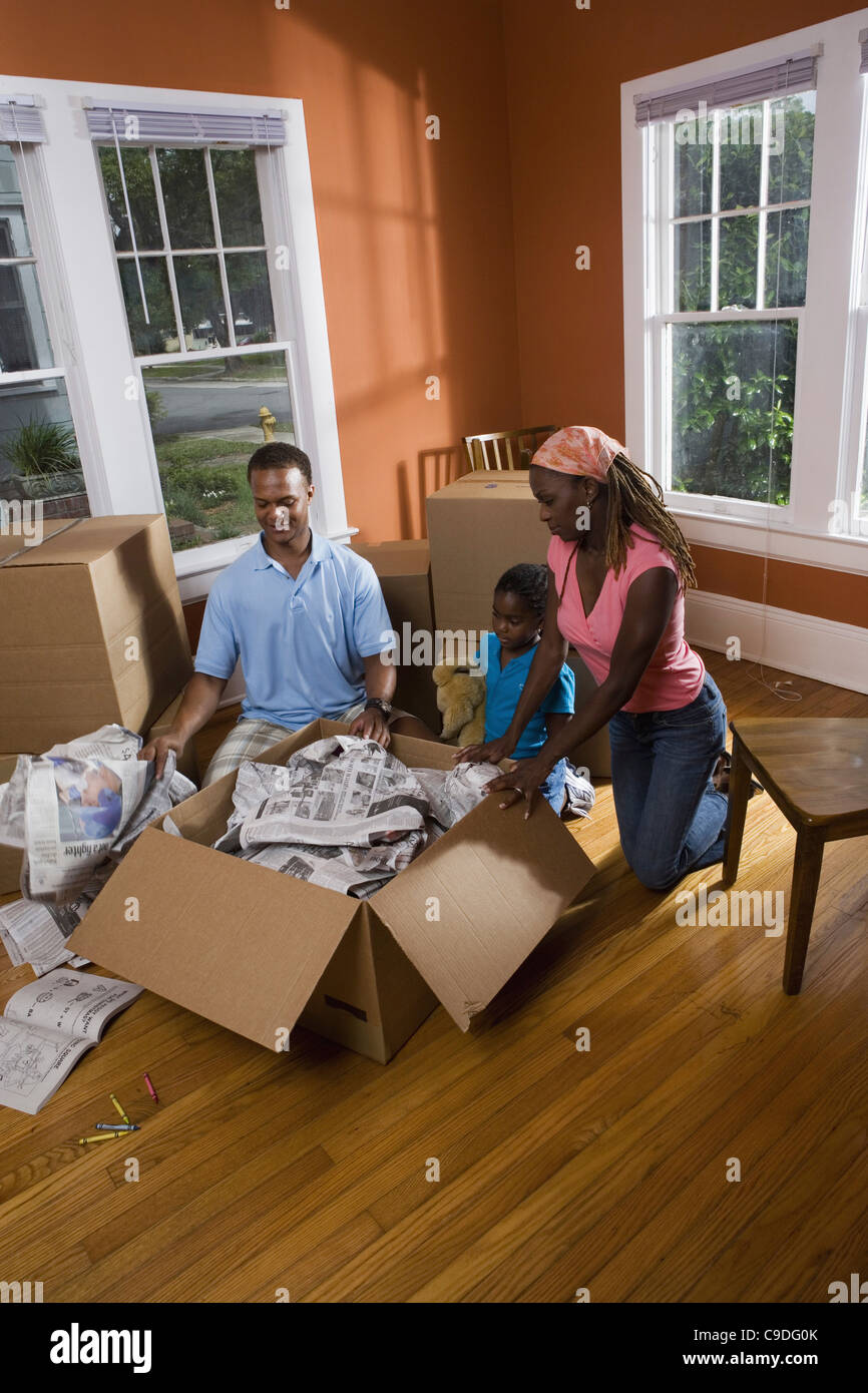 Family unpacking cartons hi-res stock photography and images - Alamy