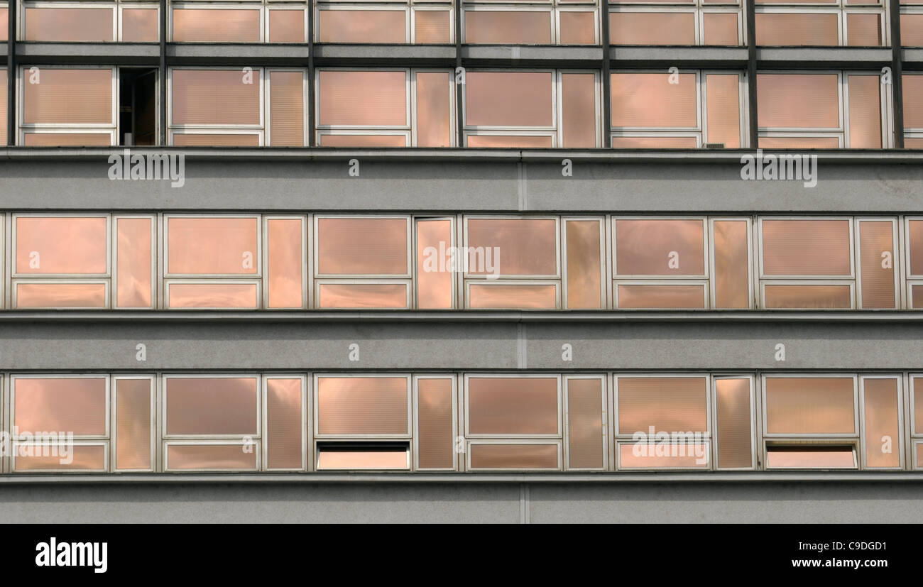 Windows office building hi-res stock photography and images - Alamy